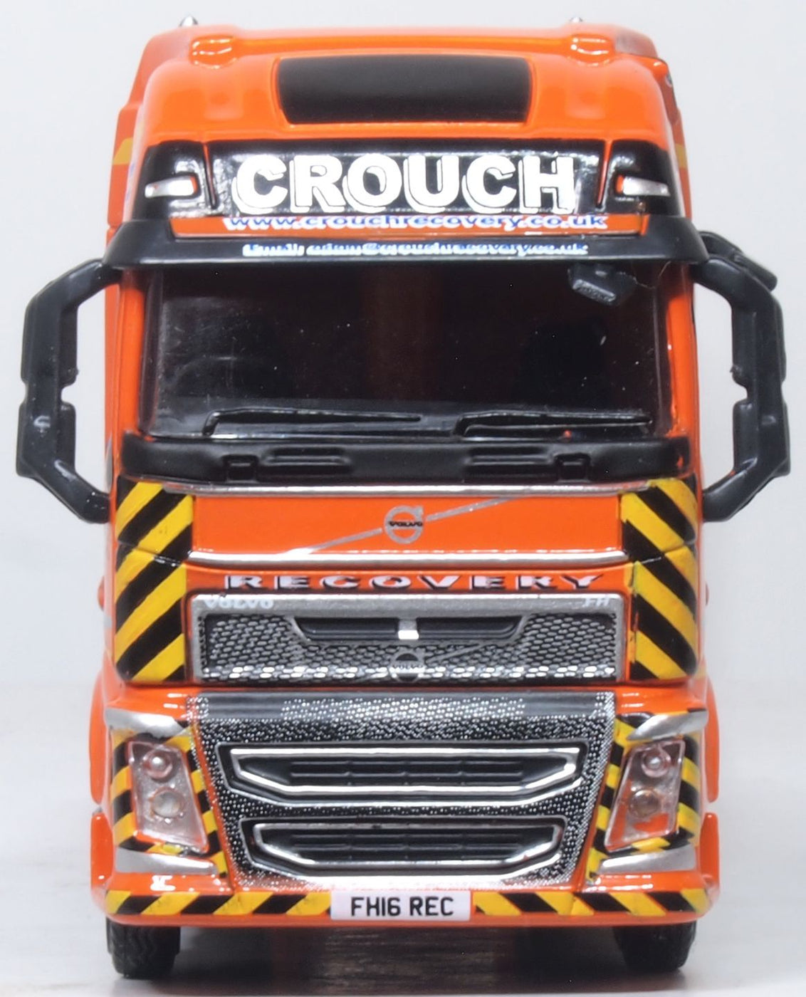 Oxford Diecast Volvo FH4 GXL Semi Low Loader Crouch Recovery